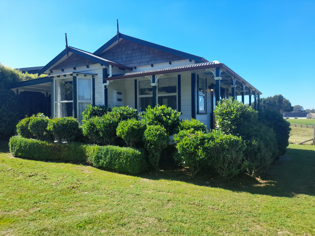 Fully Furnished Acacia Bay Country Cottage - Property | Harcourts Taupo ...